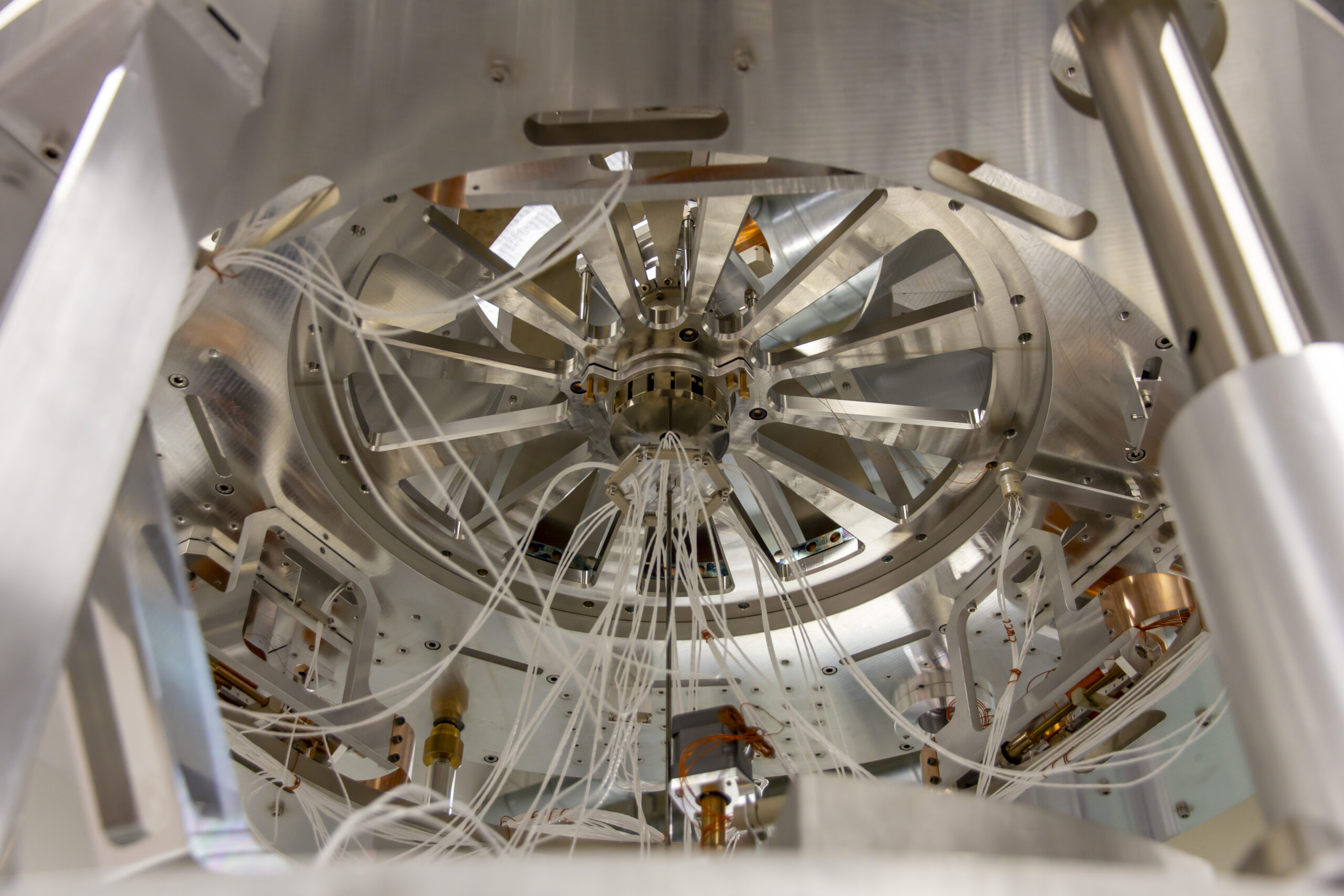 SRON ontwikkelt samen met partners trillingsdemping voor koude optica ...